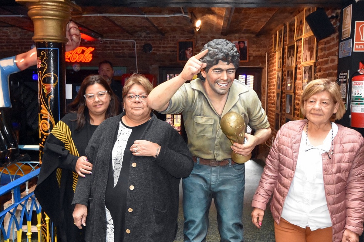 Las hermanas de Diego Maradona visitaron en La Boca, el bar en homenaje ...